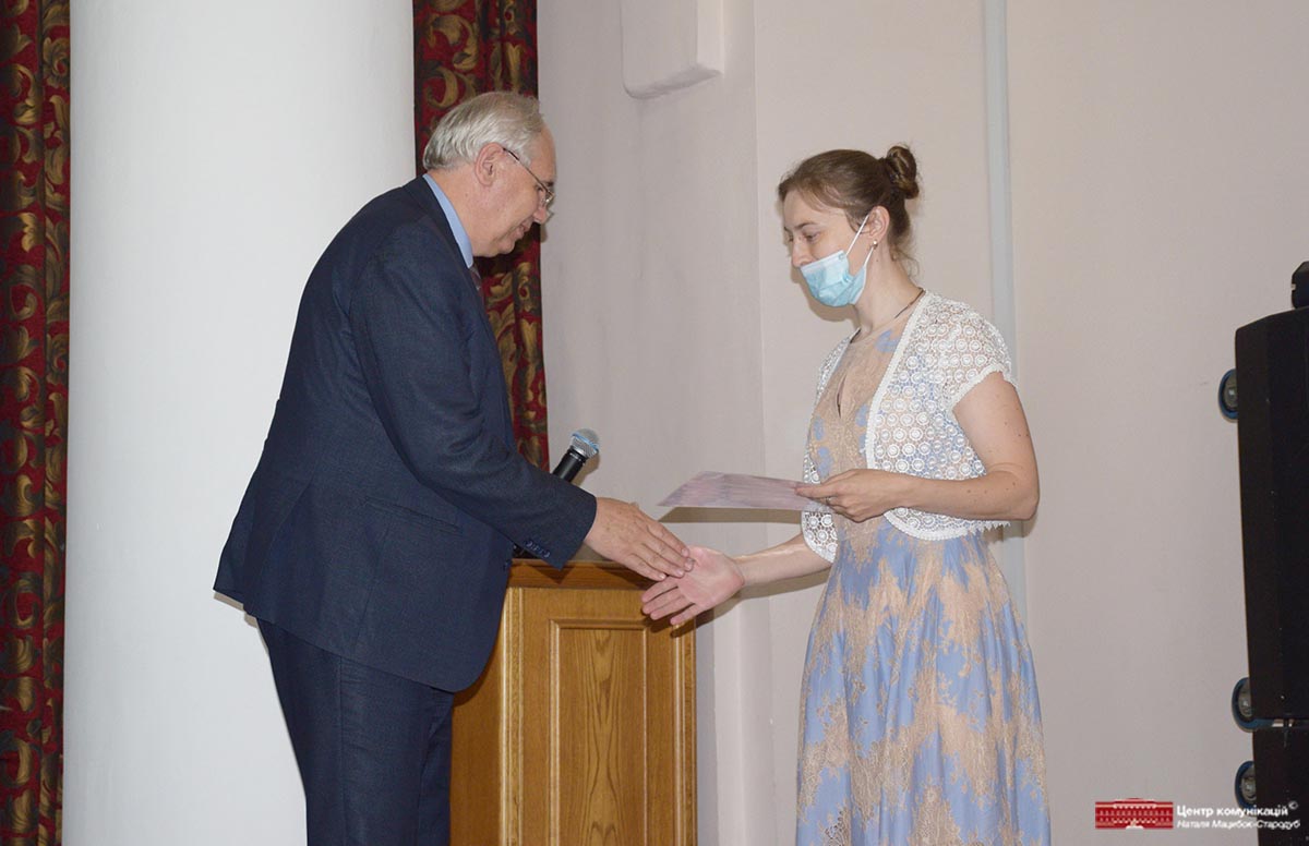 Новини: Вручення сертифікатів успішним учасникам проєкту KNU Teach Week 2